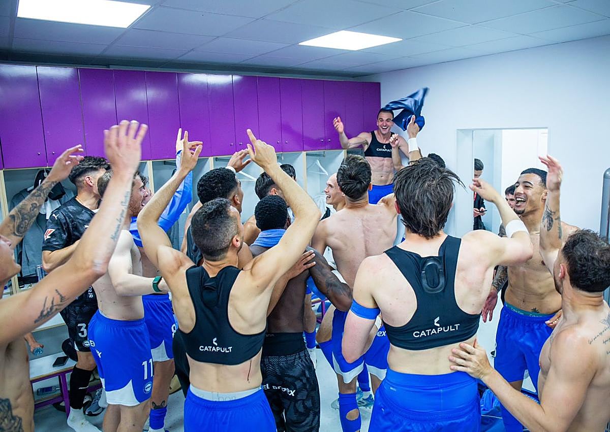 Kike engullido por la grada, Guevara de chófer, la bufanda de Coudet... Así fue la celebración ...